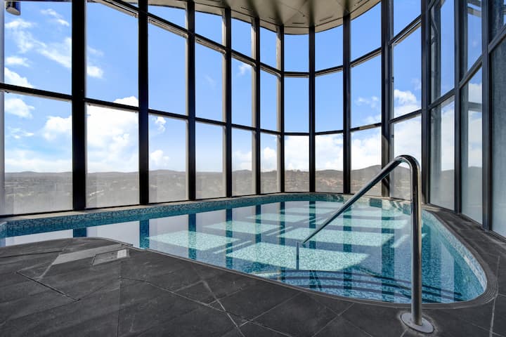 Chic 1-bed With Stunning Lake View & Indoor Pool - Belconnen