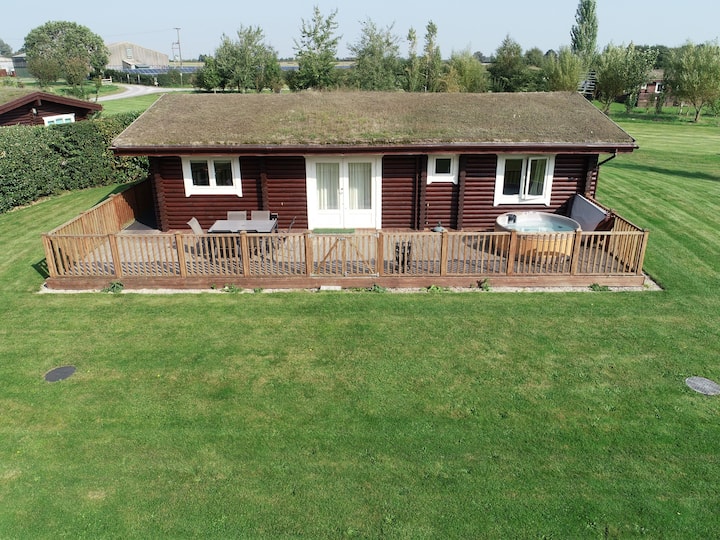 Eco Cabin With Hot Tub – Quail Lodge, Pets Welcome - Selby