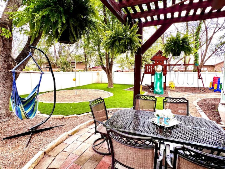 4 Bed + Loft, Secret Room, Hot Tub, Backyard Games - New Braunfels, TX