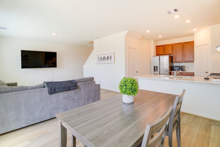 Spring Retreat W/ Private Yard & Charcoal Grill! - Humble, TX