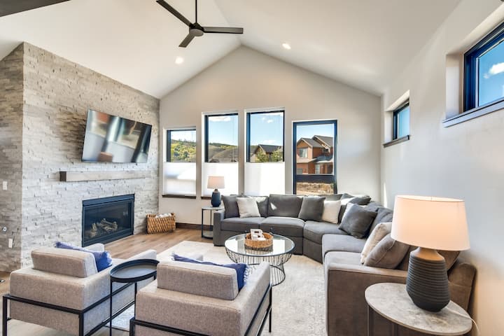 In Granby Ranch Ski Resort: Sleek Home W/ Hot Tub! - Granby, CO