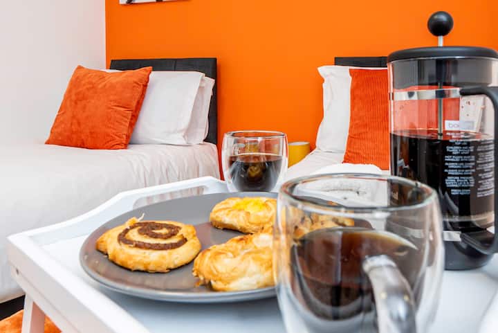 8-beds • 3 Baths • Parking • Contractor Friendly - Basingstoke