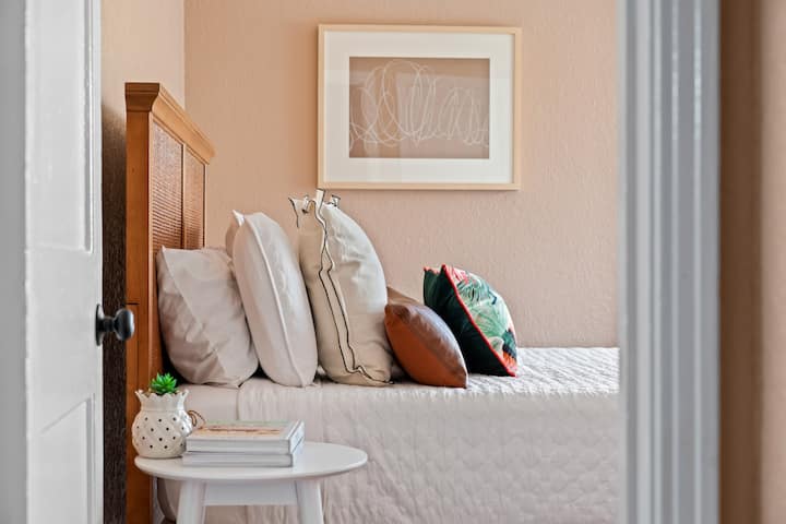4 Mi To Beach • King Suite • Sleeps 8 - Clearwater Beach, FL