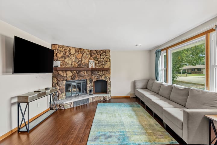 Splendid Split Level  - 1 Mile From Lambeau Field - Green Bay