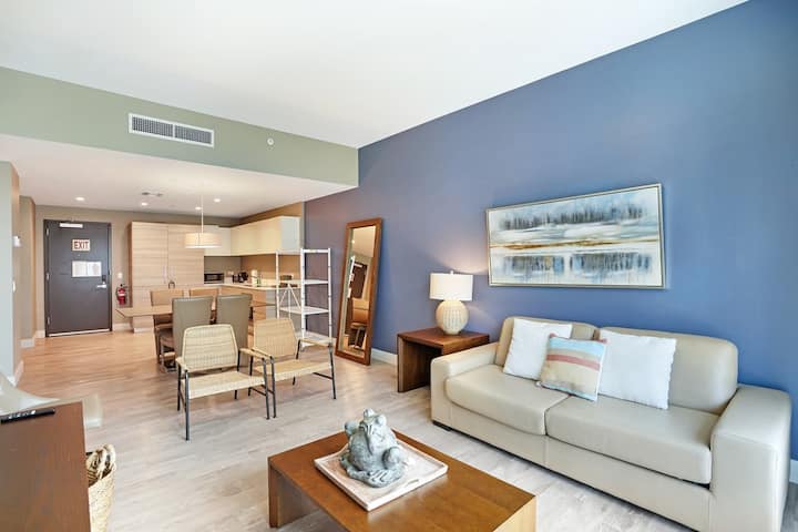 Luxury One Bedroom W Den & Partial Ocean View-cs21 - Hollywood, FL