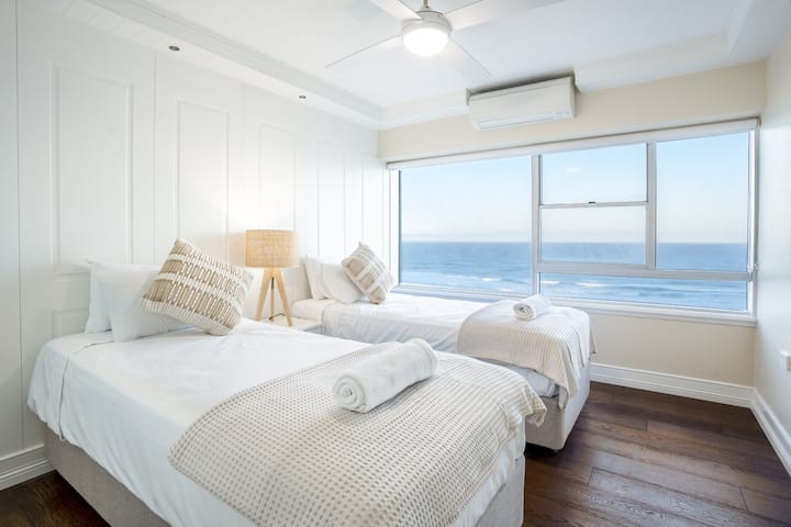 Hampton Style Beachfront 2br W/ Pool & Parking - Gold Coast