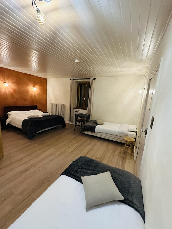 Quatres Lits Dans Une Chambre Spacieuse - Lélex