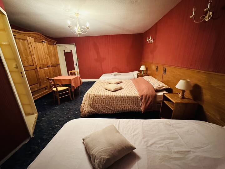 Quatres Lits Dans Une Chambre Spacieuse - Lélex