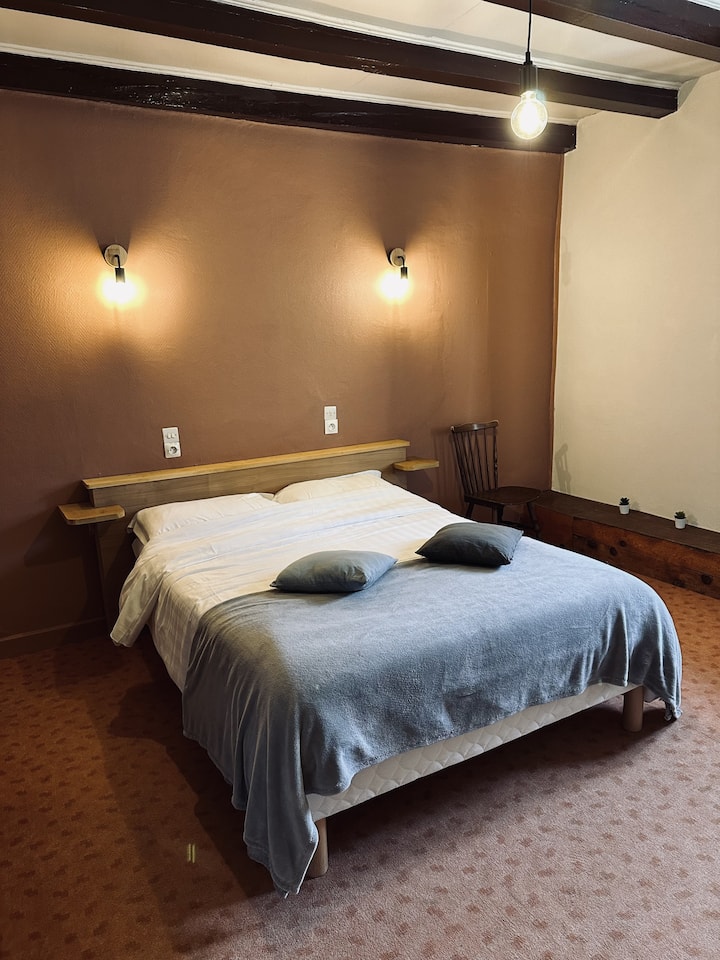 Un Grand Lit Pour Une Ou Deux Personnes - Lélex