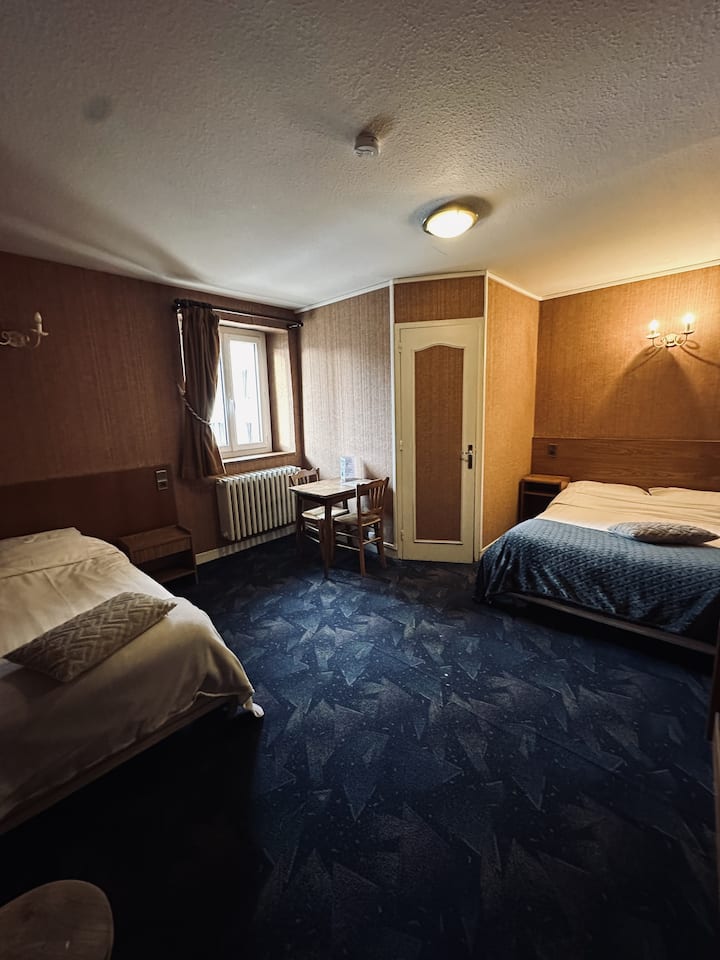 Une Grande Chambre Avec Deux Lits - Lélex