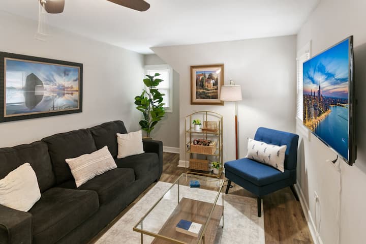 Clean & Modern Apt Dt Libertyville Near Naval Base - Libertyville, IL
