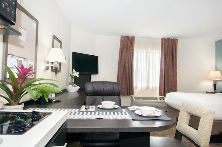 Enjoy A Hassle-free Stay! Pets Allowed, Kitchen! - サンタアナ, CA