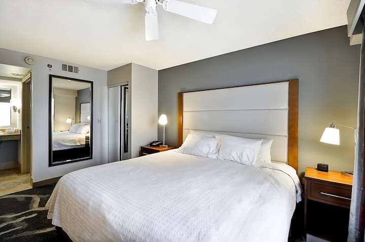 Your Phoenix Escape! Free Breakfast, Pool! - Phoenix, AZ