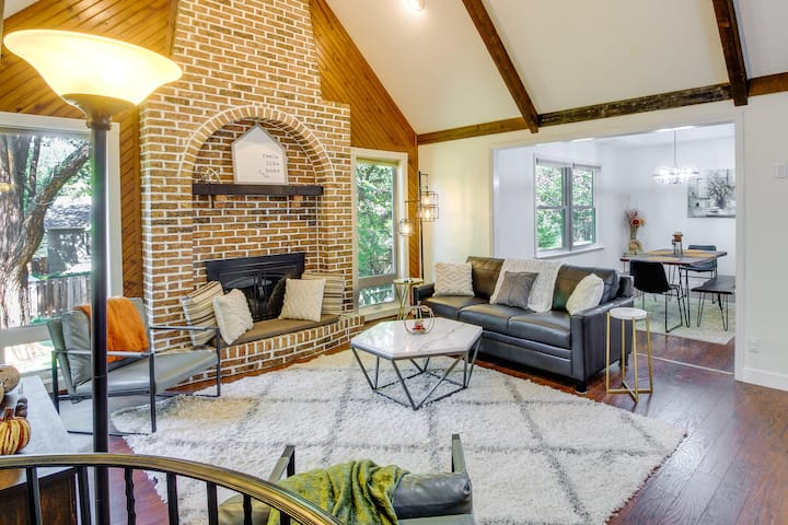 Overland Park Home W/ Fenced-in Yard & Gas Grill! - Overland Park, KS