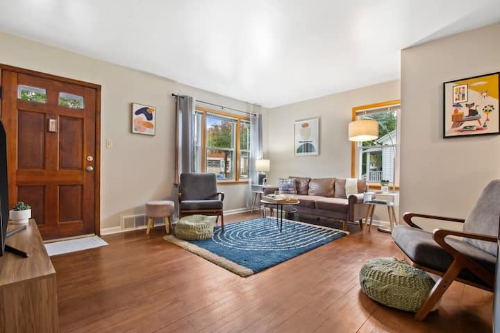Cozy 2-bedroom, 1-bathroom, Close To Everything! - Milwaukee