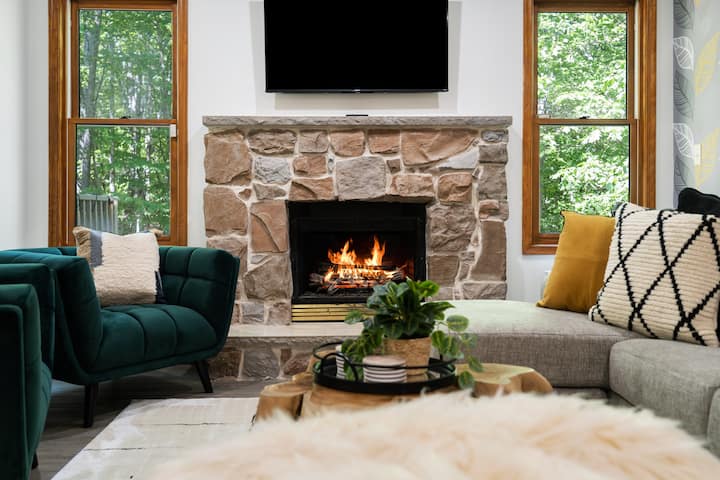 Charming Poconos Retreat With Hot Tub & Fireplace - Tannersville, PA