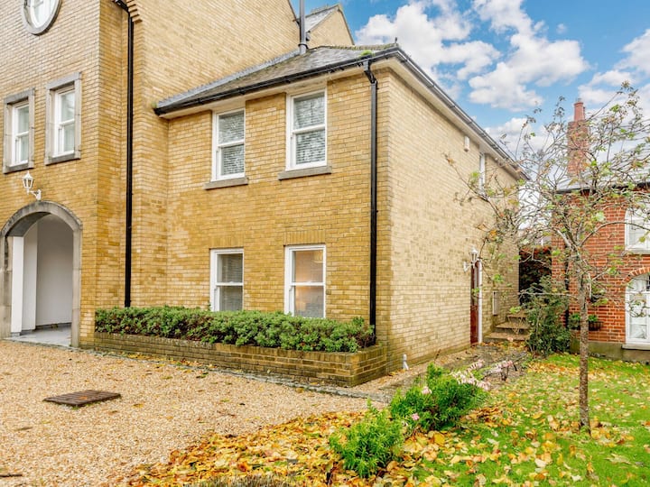 2 Bed In Christchurch (89726) - Christchurch, UK