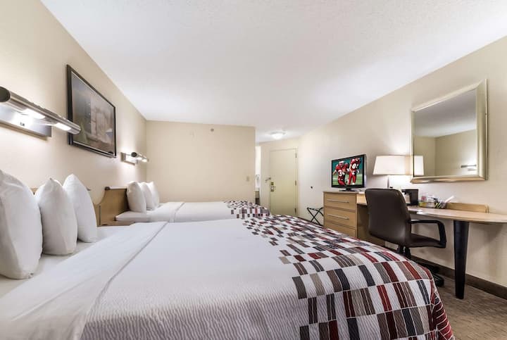 Great Pick! Free Airport Shuttle, Pet-friendly - Des Moines, WA