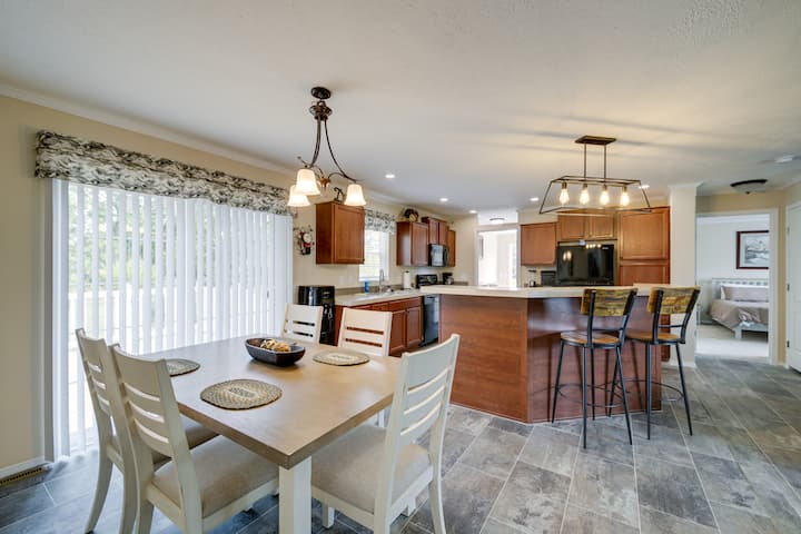 Efficiently Equipped Lewis Home: Deck & Gas Grill! - Shakamak State Park, Jasonville