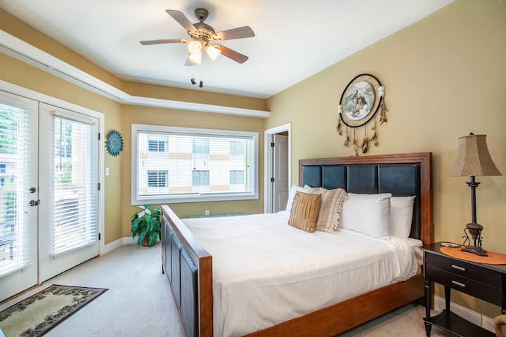 Cozy Gatlinburg Retreat W/ Jacuzzi & Fireplace - Gatlinburg, TN