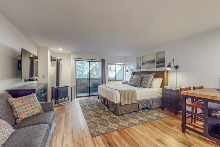 Deluxe Studio At Lakeland Village Lodge With Pools - South Lake Tahoe, CA