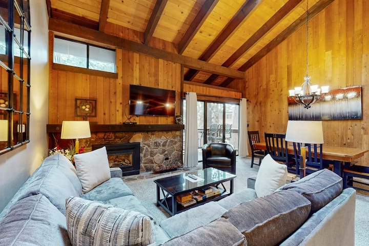Open 2br With Loft, Private Beach Access & Pools - Lake Tahoe