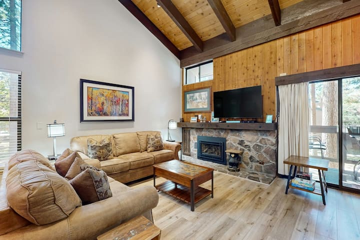 Bright 2br With Loft, Lakefront Pool, Sauna & Pier - South Lake Tahoe, CA