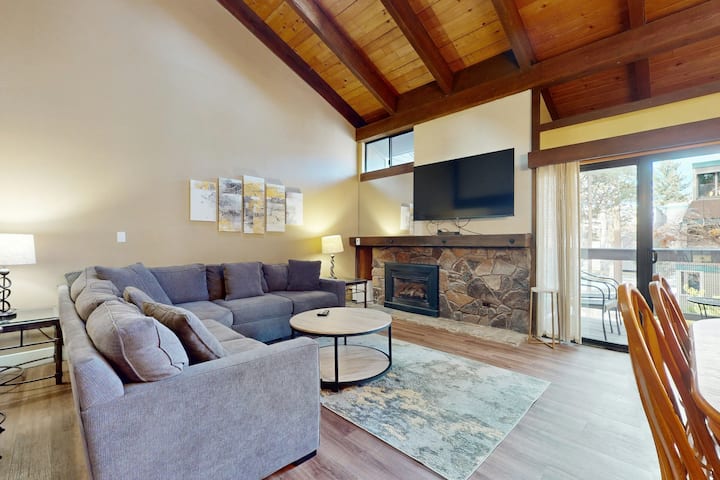 Trendy 2br With Loft & Private Beach - Near Skiing - South Lake Tahoe, CA