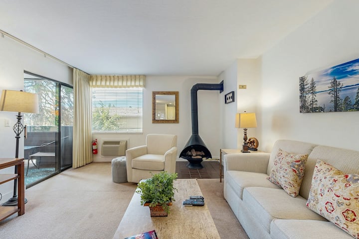 1 Br With Partial Mountain Views, Outdoor Hot Tub - South Lake Tahoe, CA