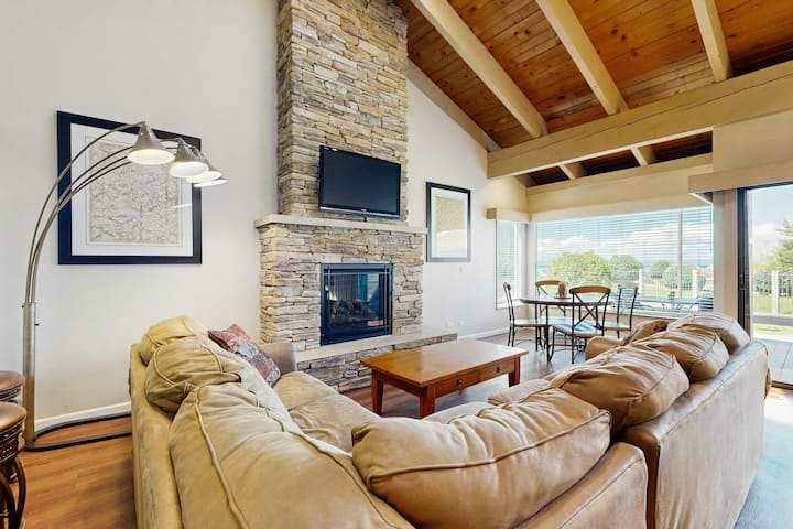 3br Townhome With Loft, Pools, And Hot Tubs - South Lake Tahoe, CA