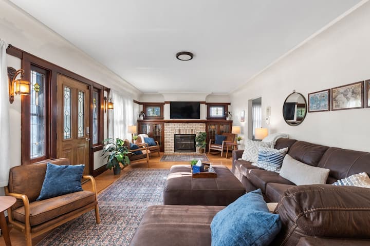 Large 7 Bedroom Home | Bay View | Sleeps 16! - Milwaukee, WI
