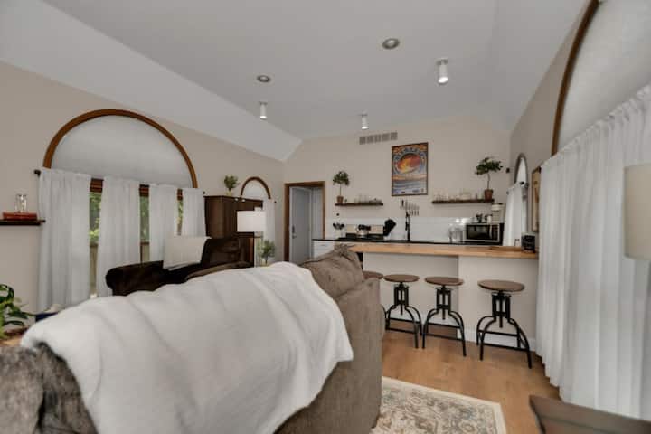 Large 7 Bedroom Home | Bay View | Sleeps 16! - Oak Creek, WI