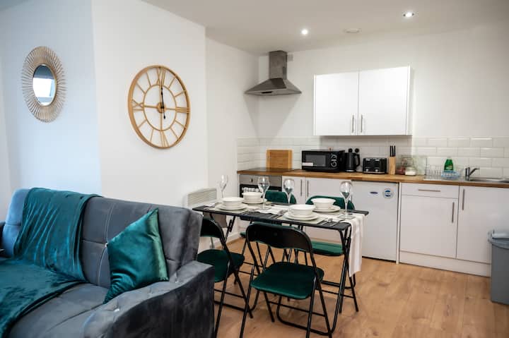 Budget-appartement-salle De Bain Privée-vue Sur Ru - Leeds