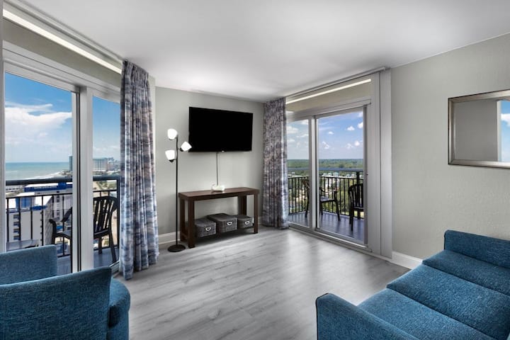 Seaside Splendor 2 Balcony Suite With Sunset Views - Myrtle Beach, SC