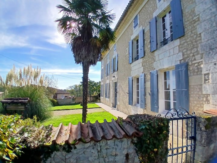 Magnificent Manor House Sleeps 10, 5 Beds, 5 Baths - Aubeterre-sur-Dronne