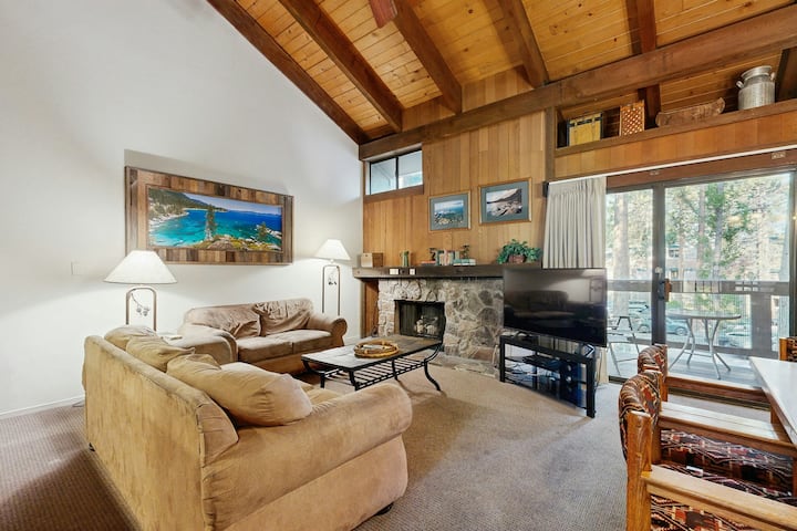 Homey 2br With Loft, Lake-view Pool, & Beach - Stateline, NV