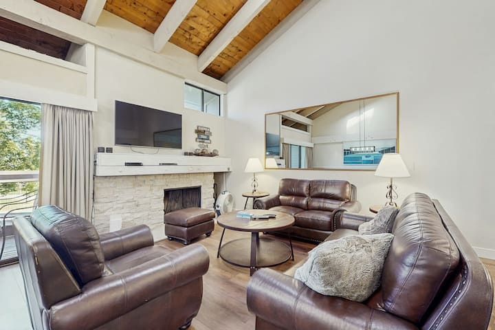 4br Townhome With Balcony, Pool, Hot Tub, And Gym - South Lake Tahoe, CA