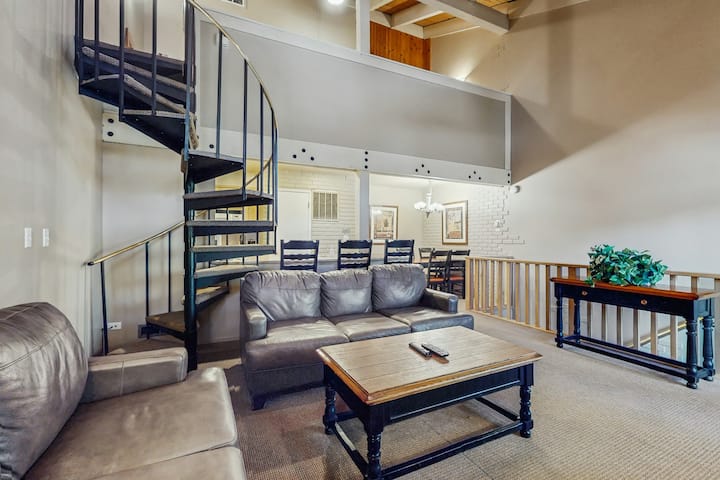 1 Br With Wood-burning Fireplace, Hot Tub, & Pools - South Lake Tahoe, CA