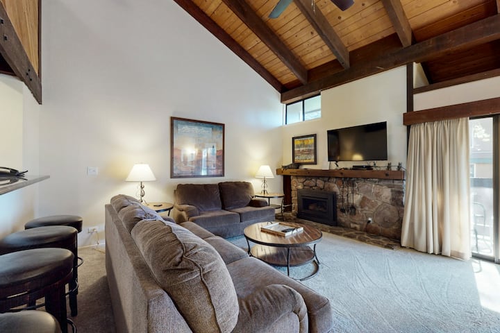 Charming 2br Plus Loft With Lakefront Pool & Sauna - South Lake Tahoe, CA