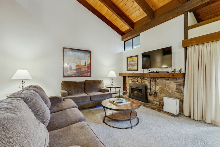 Charming 2br Plus Loft With Lakefront Pool & Sauna - South Lake Tahoe, CA