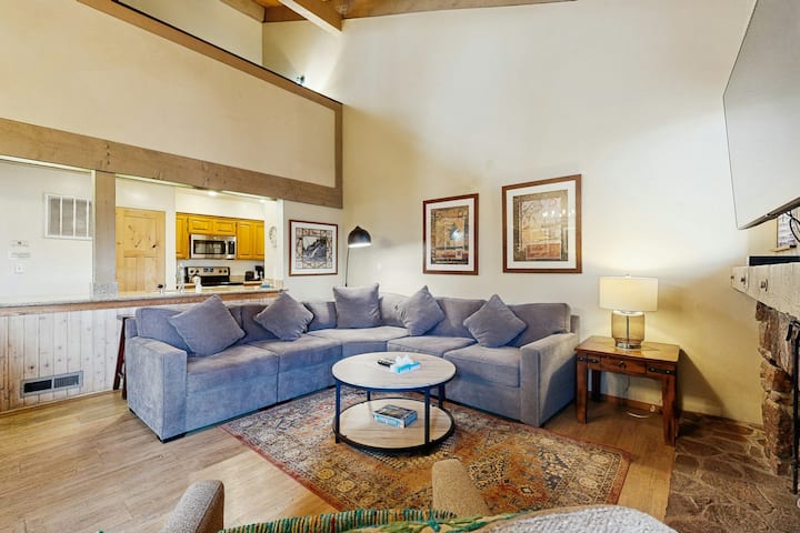 2 Br Plus Loft With Lakefront Pool Near Top Skiing - South Lake Tahoe, CA