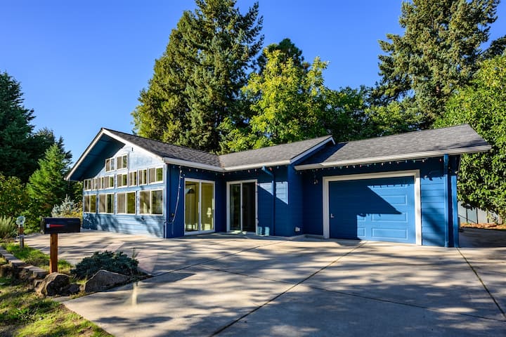 Blue House: Country Living Close To Everything - ユージーン, OR