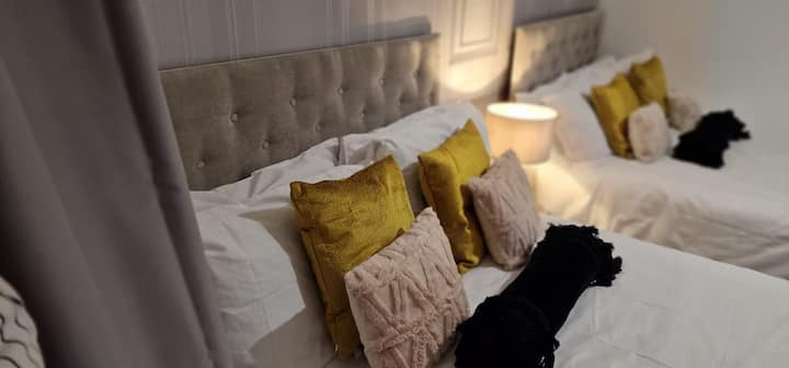 Large Parking Drive 5 Mins M1 Contractors Families - Leicester