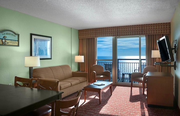 Breezy Beachfront Bliss: 2br, Endless Ocean Views - 
