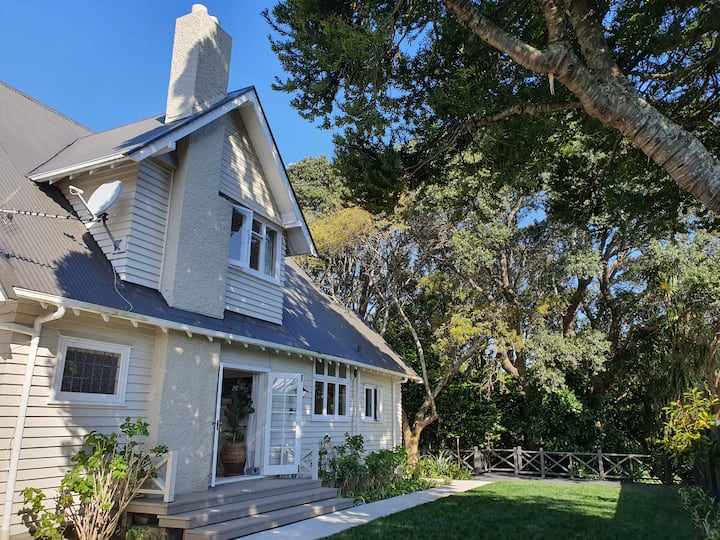 Pohutukawa House - New Plymouth Holiday Home - New Plymouth