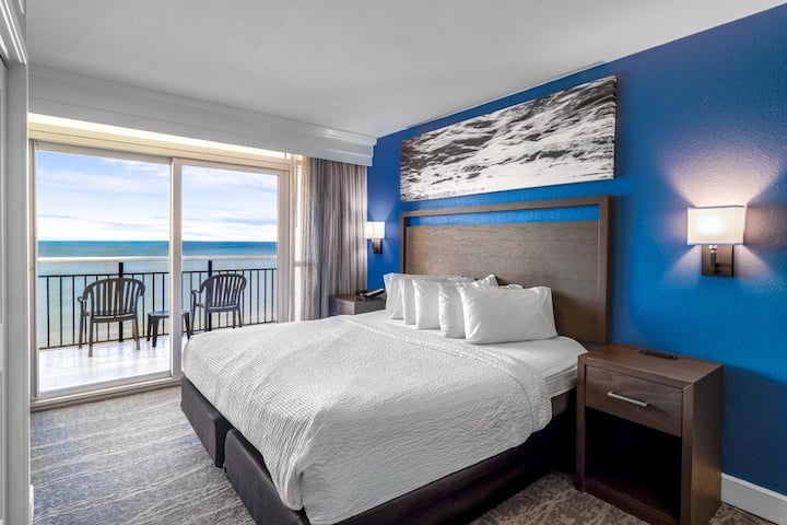 Wave Watcher's Delight: Oceanfront King Escape - Myrtle Beach, SC
