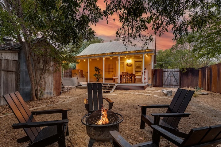 Hottub|cabin Vibe|private Yard|prime Location - Fredericksburg, TX