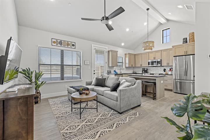 Brand New Build | Hot Tub | Near Main - 弗雷德里克斯堡