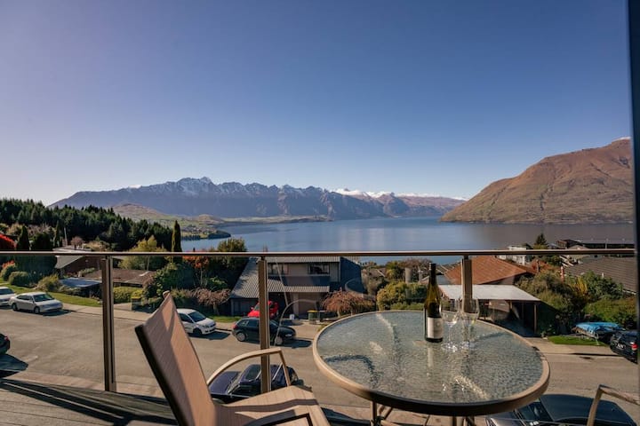Quiet Home With Stunning Lake & Mountain Views - Queenstown