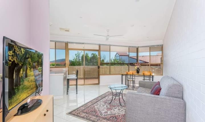 Lake Views, Large Balcony, Full Kitchen, Washer An - Canberra